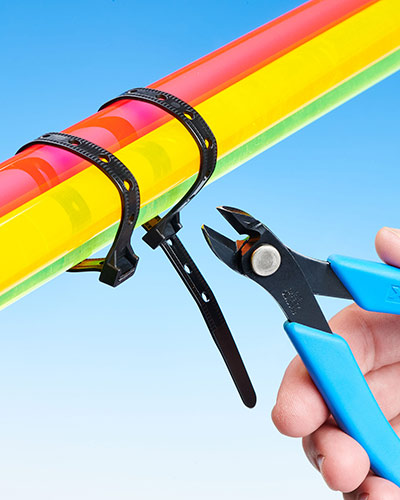 Cable tie cutter leaves smooth ends without spikes